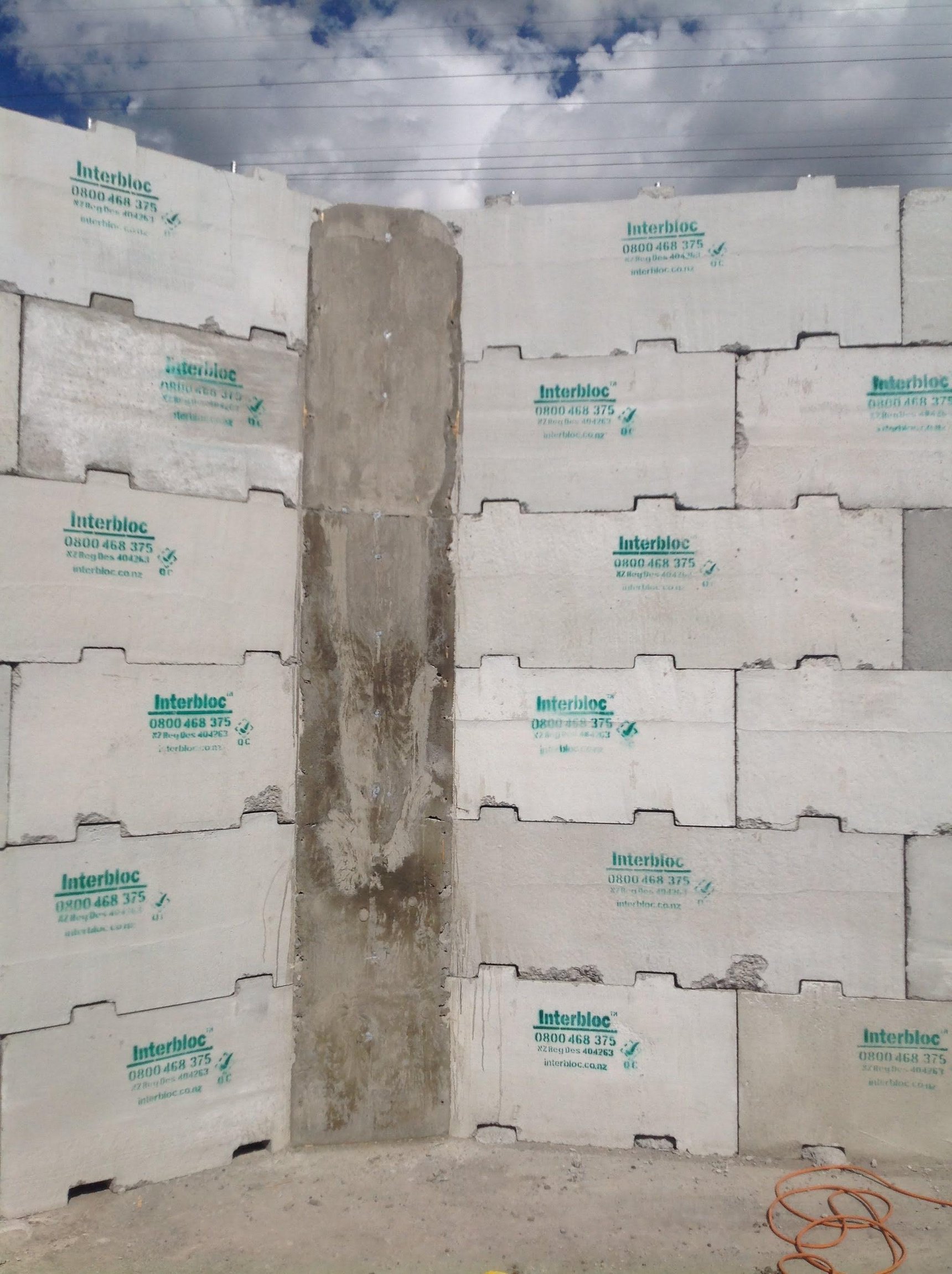 Filling Corner Gaps in Convex Interbloc Walls