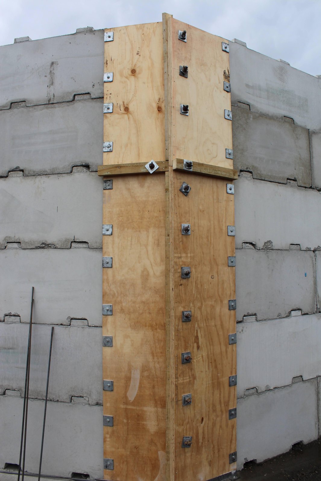 Filling Corner Gaps in Convex Interbloc Walls